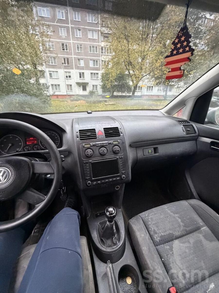 Pelēks Volkswagen Touran 2004 Rīga, ar dzinēja tilpumu 2.00 L un nobraukumu 238 tūkst. km par 550 €, foto 5 vietnē AUTOMOTO.COM.LV