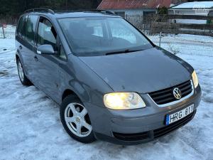 Pelēks Volkswagen Touran 2005 Viļņa, ar dzinēja tilpumu 2.00 L un nobraukumu 349 tūkst. km par 1600 €, foto 3 vietnē AUTOMOTO.COM.LV