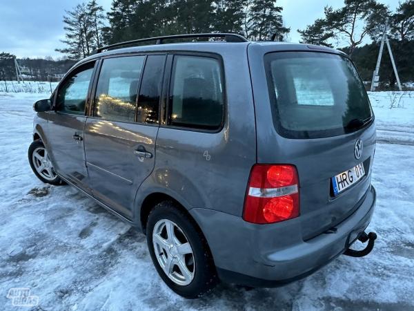 Pelēks Volkswagen Touran 2005 Viļņa, ar dzinēja tilpumu 2.00 L un nobraukumu 349 tūkst. km par 1600 €, foto 3 vietnē AUTOMOTO.COM.LV