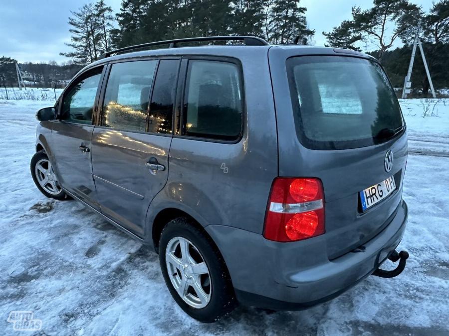 Pelēks Volkswagen Touran 2005 Viļņa, ar dzinēja tilpumu 2.00 L un nobraukumu 349 tūkst. km par 1600 €, foto 4 vietnē AUTOMOTO.COM.LV