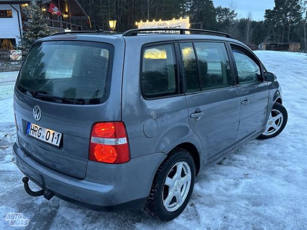 Pelēks Volkswagen Touran 2005 Viļņa, ar dzinēja tilpumu 2.00 L un nobraukumu 349 tūkst. km par 1600 €, foto 4 vietnē AUTOMOTO.COM.LV