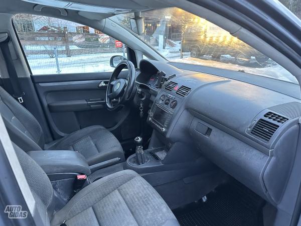 Pelēks Volkswagen Touran 2005 Viļņa, ar dzinēja tilpumu 2.00 L un nobraukumu 349 tūkst. km par 1600 €, foto 5 vietnē AUTOMOTO.COM.LV