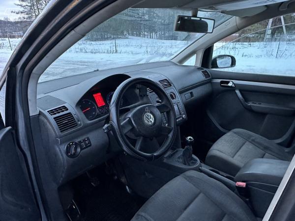Pelēks Volkswagen Touran 2005 Viļņa, ar dzinēja tilpumu 2.00 L un nobraukumu 349 tūkst. km par 1600 €, foto 6 vietnē AUTOMOTO.COM.LV