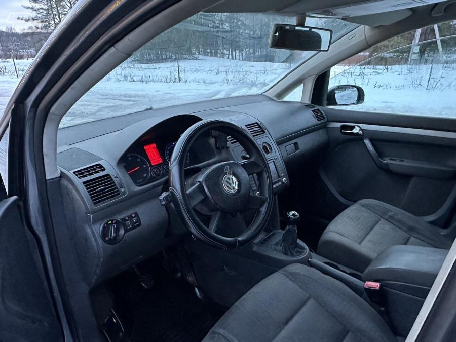 Pelēks Volkswagen Touran 2005 Viļņa, ar dzinēja tilpumu 2.00 L un nobraukumu 349 tūkst. km par 1600 €, foto 7 vietnē AUTOMOTO.COM.LV