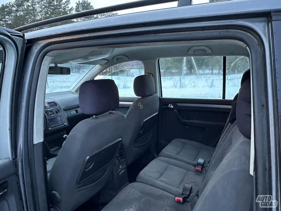Pelēks Volkswagen Touran 2005 Viļņa, ar dzinēja tilpumu 2.00 L un nobraukumu 349 tūkst. km par 1600 €, foto 9 vietnē AUTOMOTO.COM.LV