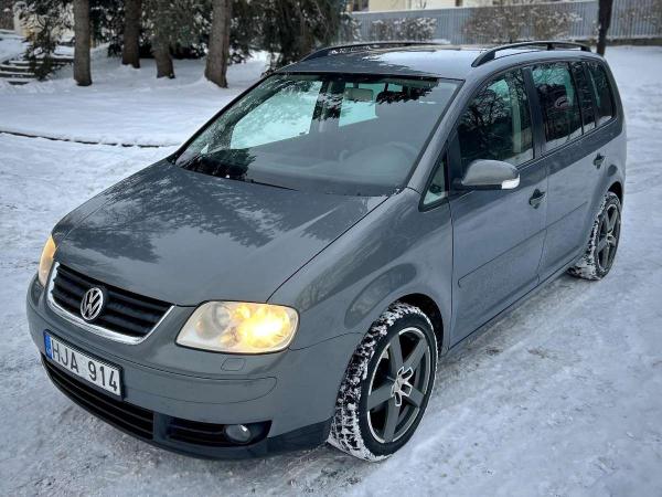 Pelēks Volkswagen Touran 2005 Viļņa, ar dzinēja tilpumu 1.97 L un nobraukumu 245 tūkst. km par 1899 €, foto 1 vietnē AUTOMOTO.COM.LV