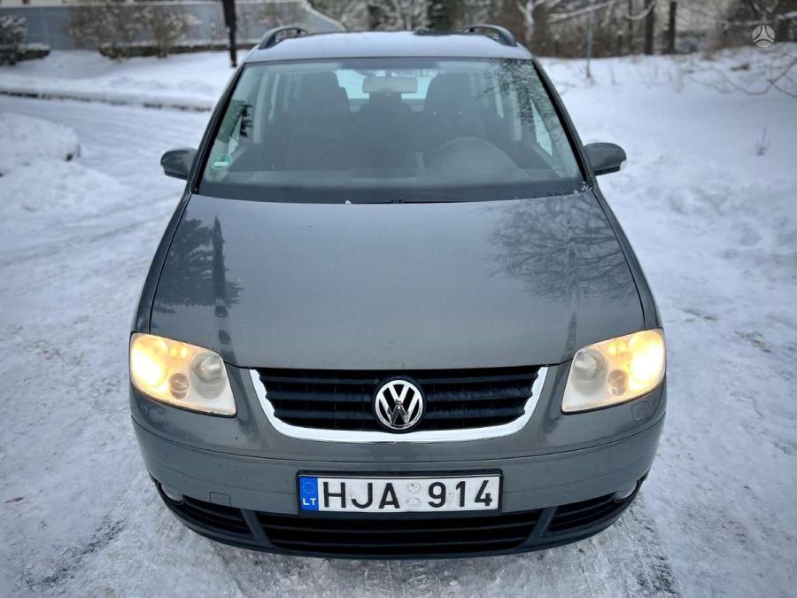 Pelēks Volkswagen Touran 2005 Viļņa, ar dzinēja tilpumu 1.97 L un nobraukumu 245 tūkst. km par 1899 €, foto 2 vietnē AUTOMOTO.COM.LV