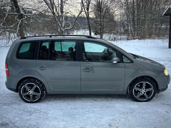 Pelēks Volkswagen Touran 2005 Viļņa, ar dzinēja tilpumu 1.97 L un nobraukumu 245 tūkst. km par 1899 €, foto 4 vietnē AUTOMOTO.COM.LV