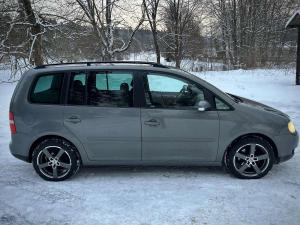 Pelēks Volkswagen Touran 2005 Viļņa, ar dzinēja tilpumu 1.97 L un nobraukumu 245 tūkst. km par 1899 €, foto 4 vietnē AUTOMOTO.COM.LV