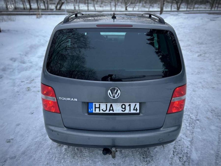 Pelēks Volkswagen Touran 2005 Viļņa, ar dzinēja tilpumu 1.97 L un nobraukumu 245 tūkst. km par 1899 €, foto 6 vietnē AUTOMOTO.COM.LV