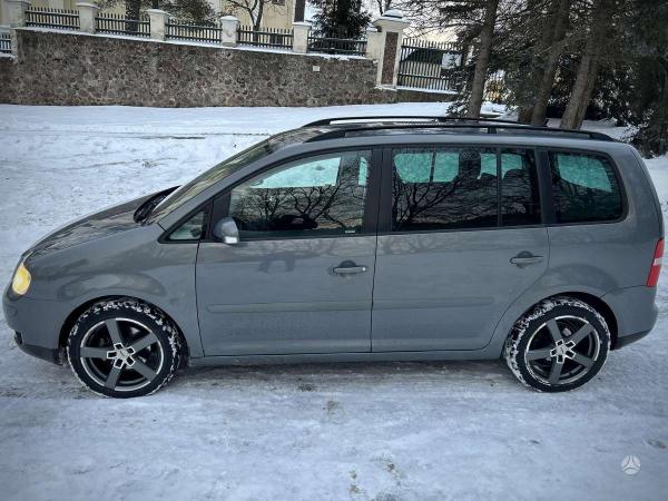 Pelēks Volkswagen Touran 2005 Viļņa, ar dzinēja tilpumu 1.97 L un nobraukumu 245 tūkst. km par 1899 €, foto 8 vietnē AUTOMOTO.COM.LV