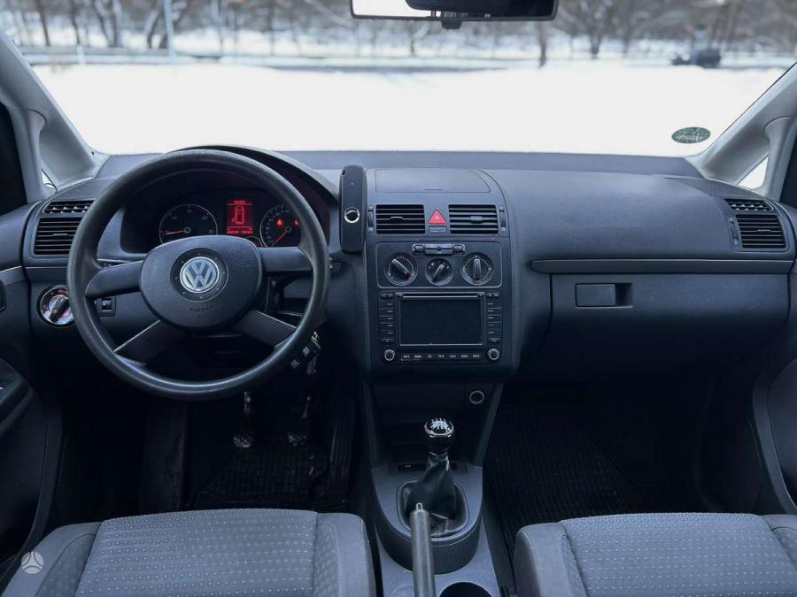 Pelēks Volkswagen Touran 2005 Viļņa, ar dzinēja tilpumu 1.97 L un nobraukumu 245 tūkst. km par 1899 €, foto 12 vietnē AUTOMOTO.COM.LV