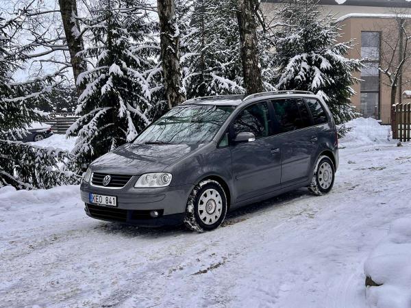 Pelēks Volkswagen Touran 2005 Viļņa, ar dzinēja tilpumu 1.97 L un nobraukumu 286 tūkst. km par 1800 €, foto 1 vietnē AUTOMOTO.COM.LV