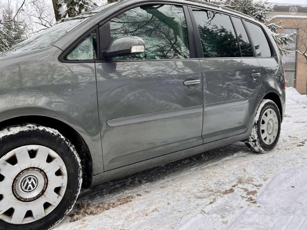 Pelēks Volkswagen Touran 2005 Viļņa, ar dzinēja tilpumu 1.97 L un nobraukumu 286 tūkst. km par 1800 €, foto 2 vietnē AUTOMOTO.COM.LV