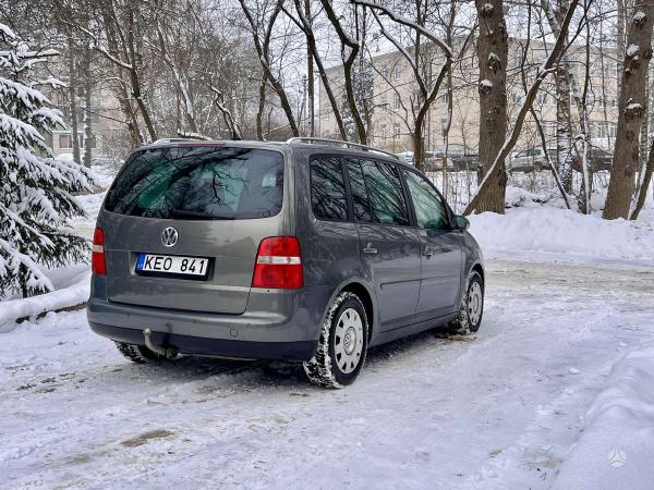 Pelēks Volkswagen Touran 2005 Viļņa, ar dzinēja tilpumu 1.97 L un nobraukumu 286 tūkst. km par 1800 €, foto 5 vietnē AUTOMOTO.COM.LV
