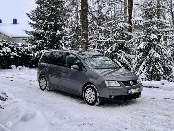 Pelēks Volkswagen Touran 2005 Viļņa, ar dzinēja tilpumu 1.97 L un nobraukumu 286 tūkst. km par 1800 €, foto 7 vietnē AUTOMOTO.COM.LV