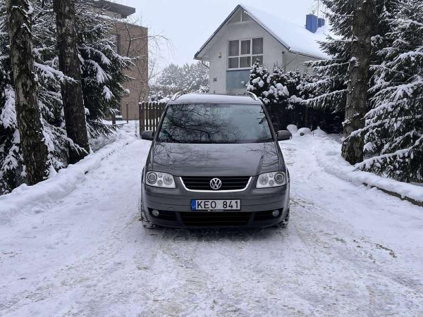 Pelēks Volkswagen Touran 2005 Viļņa, ar dzinēja tilpumu 1.97 L un nobraukumu 286 tūkst. km par 1800 €, foto 8 vietnē AUTOMOTO.COM.LV