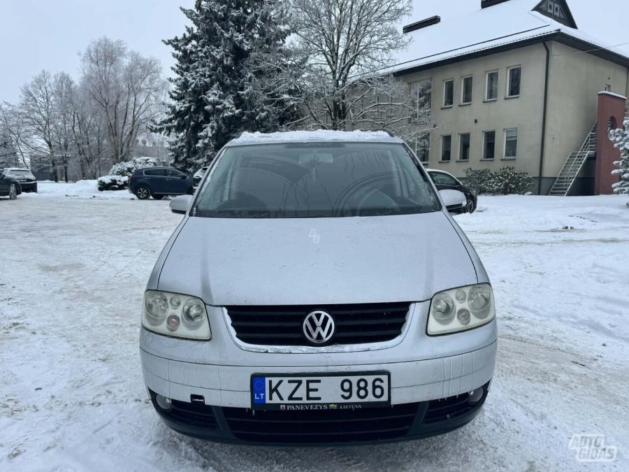 Grey Volkswagen Touran 2005 in Panevezys, with an engine capacity of 1.90 L and mileage of 400 thousand km for 1599 €, photo 3 on AUTOMOTO.COM.LV