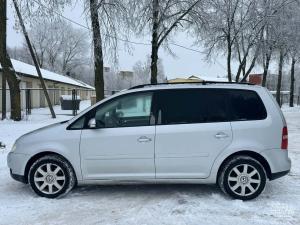 Grey Volkswagen Touran 2005 in Panevezys, with an engine capacity of 1.90 L and mileage of 400 thousand km for 1599 €, photo 6 on AUTOMOTO.COM.LV
