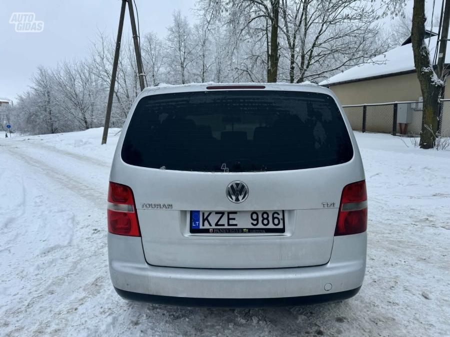 Grey Volkswagen Touran 2005 in Panevezys, with an engine capacity of 1.90 L and mileage of 400 thousand km for 1599 €, photo 9 on AUTOMOTO.COM.LV