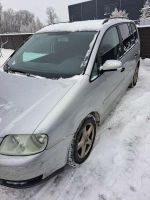 Grey Volkswagen Touran 2005 in Vilnius, with an engine capacity of 1.90 L and mileage of 326 thousand km for 600 €, photo 2 on AUTOMOTO.COM.LV