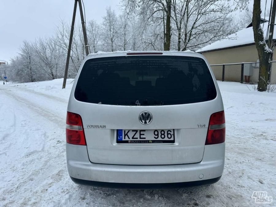 Grey Volkswagen Touran 2005 in Panevezys, with an engine capacity of 1.90 L and mileage of 400 thousand km for 1595 €, photo 9 on AUTOMOTO.COM.LV