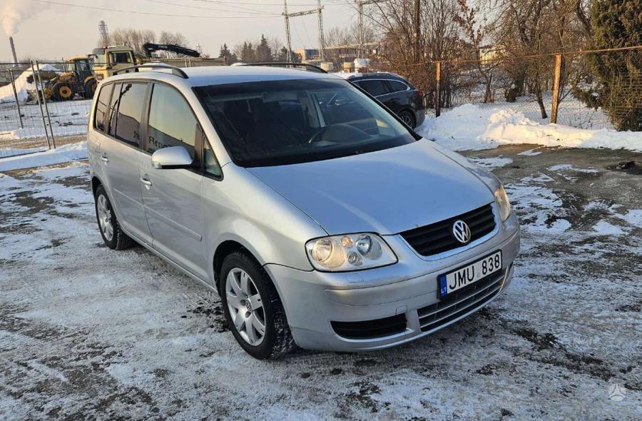 Pelēks Volkswagen Touran 2005 Kauņa, ar dzinēja tilpumu 1.90 L un nobraukumu 351 tūkst. km par 2250 €, foto 1 vietnē AUTOMOTO.COM.LV