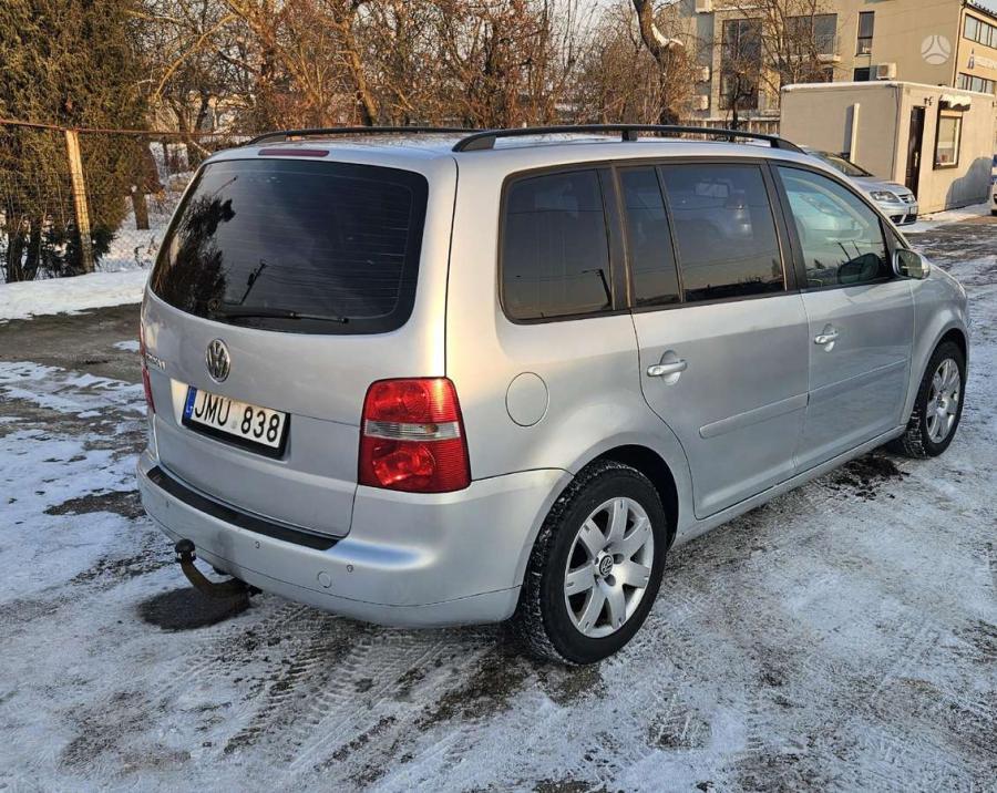 Pelēks Volkswagen Touran 2005 Kauņa, ar dzinēja tilpumu 1.90 L un nobraukumu 351 tūkst. km par 2250 €, foto 4 vietnē AUTOMOTO.COM.LV