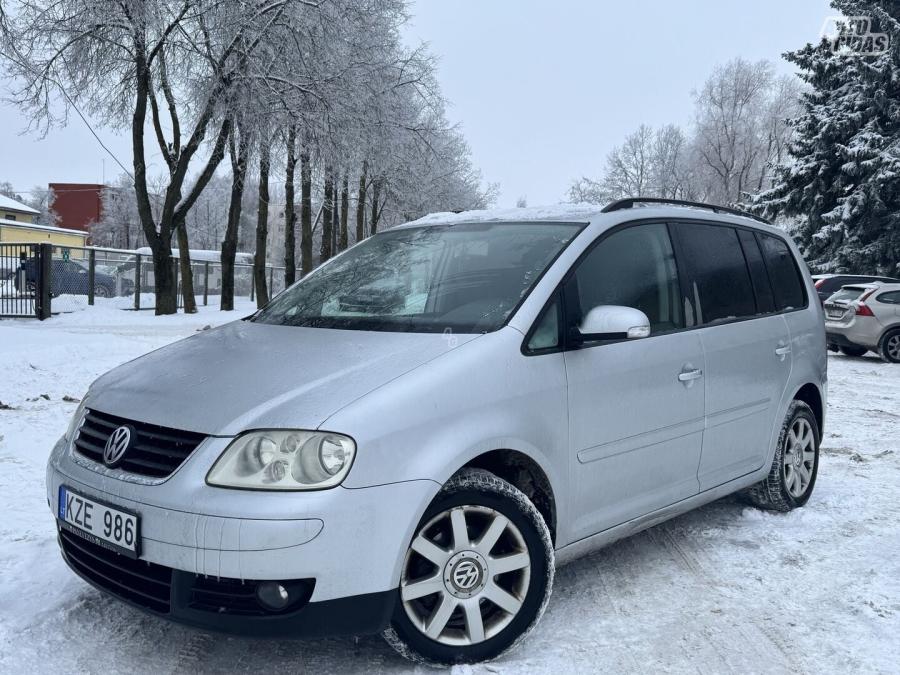 Pelēks Volkswagen Touran 2005 Panevēža, ar dzinēja tilpumu 1.90 L un nobraukumu 400 tūkst. km par 1550 €, foto 1 vietnē AUTOMOTO.COM.LV