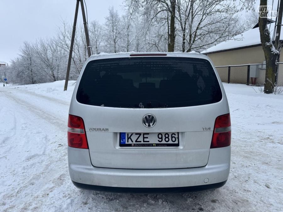 Pelēks Volkswagen Touran 2005 Panevēža, ar dzinēja tilpumu 1.90 L un nobraukumu 400 tūkst. km par 1550 €, foto 10 vietnē AUTOMOTO.COM.LV