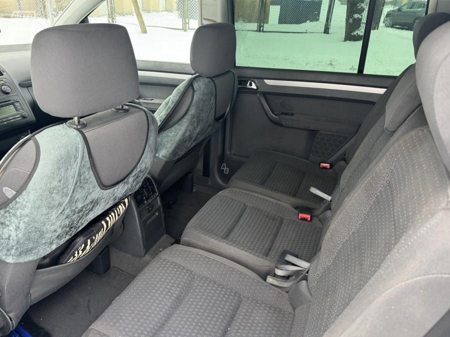 Pelēks Volkswagen Touran 2005 Panevēža, ar dzinēja tilpumu 1.90 L un nobraukumu 400 tūkst. km par 1550 €, foto 14 vietnē AUTOMOTO.COM.LV