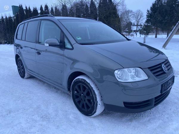 Pelēks Volkswagen Touran 2005 Biržai, ar dzinēja tilpumu 1.90 L un nobraukumu 294 tūkst. km par 2550 €, foto 1 vietnē AUTOMOTO.COM.LV