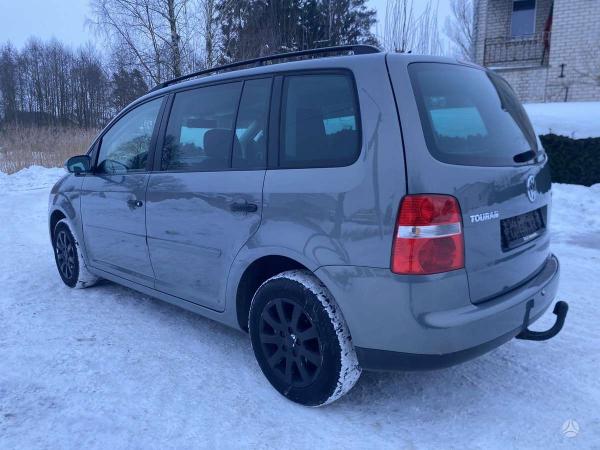 Pelēks Volkswagen Touran 2005 Biržai, ar dzinēja tilpumu 1.90 L un nobraukumu 294 tūkst. km par 2550 €, foto 3 vietnē AUTOMOTO.COM.LV