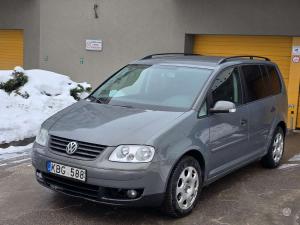 Pelēks Volkswagen Touran 2005 Viļņa, ar dzinēja tilpumu 1.97 L un nobraukumu 355 tūkst. km par 1850 €, foto  vietnē AUTOMOTO.COM.LV
