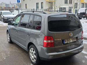 Pelēks Volkswagen Touran 2005 Viļņa, ar dzinēja tilpumu 1.97 L un nobraukumu 355 tūkst. km par 1850 €, foto 4 vietnē AUTOMOTO.COM.LV