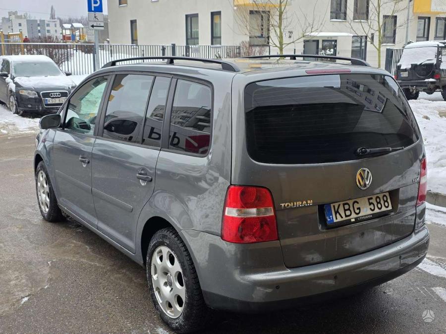 Pelēks Volkswagen Touran 2005 Viļņa, ar dzinēja tilpumu 1.97 L un nobraukumu 355 tūkst. km par 1850 €, foto 4 vietnē AUTOMOTO.COM.LV