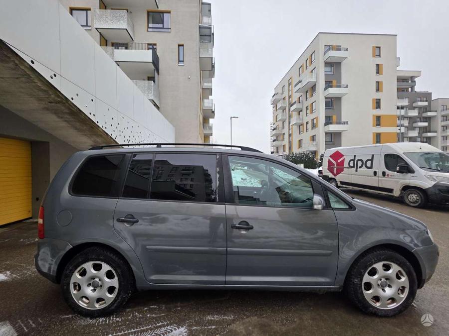 Pelēks Volkswagen Touran 2005 Viļņa, ar dzinēja tilpumu 1.97 L un nobraukumu 355 tūkst. km par 1850 €, foto 5 vietnē AUTOMOTO.COM.LV