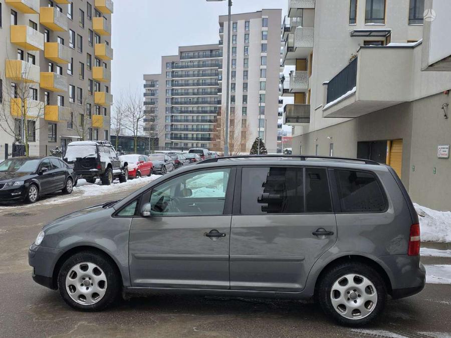 Pelēks Volkswagen Touran 2005 Viļņa, ar dzinēja tilpumu 1.97 L un nobraukumu 355 tūkst. km par 1850 €, foto 6 vietnē AUTOMOTO.COM.LV