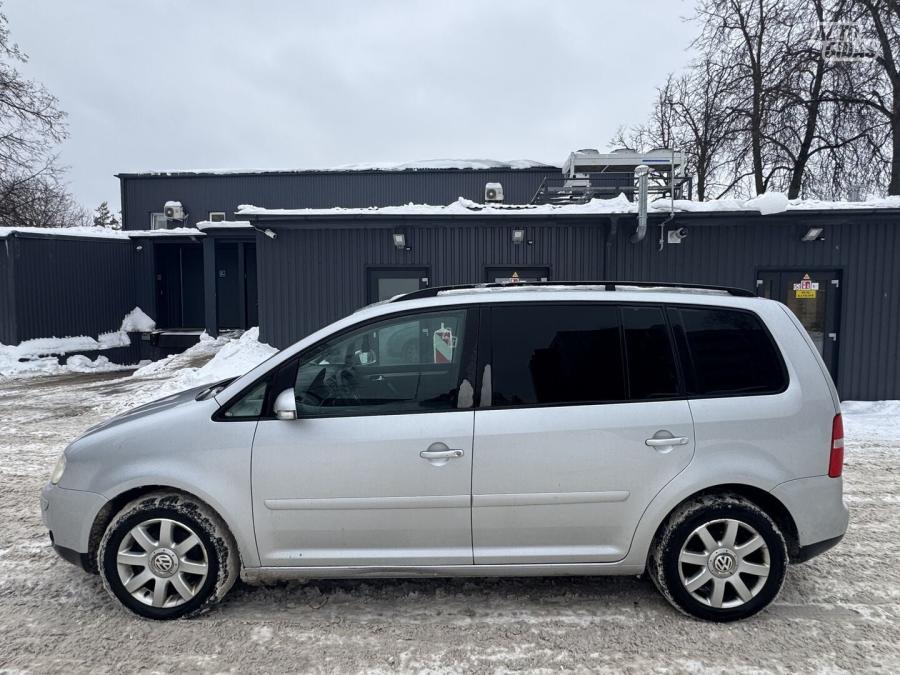 Pelēks Volkswagen Touran 2005 Panevēža, ar dzinēja tilpumu 1.90 L un nobraukumu 421 tūkst. km par 1490 €, foto 7 vietnē AUTOMOTO.COM.LV