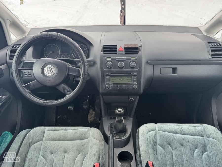 Pelēks Volkswagen Touran 2005 Panevēža, ar dzinēja tilpumu 1.90 L un nobraukumu 421 tūkst. km par 1490 €, foto 12 vietnē AUTOMOTO.COM.LV