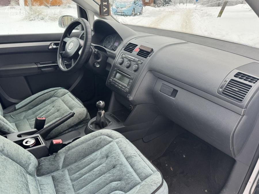 Pelēks Volkswagen Touran 2005 Panevēža, ar dzinēja tilpumu 1.90 L un nobraukumu 421 tūkst. km par 1490 €, foto 13 vietnē AUTOMOTO.COM.LV