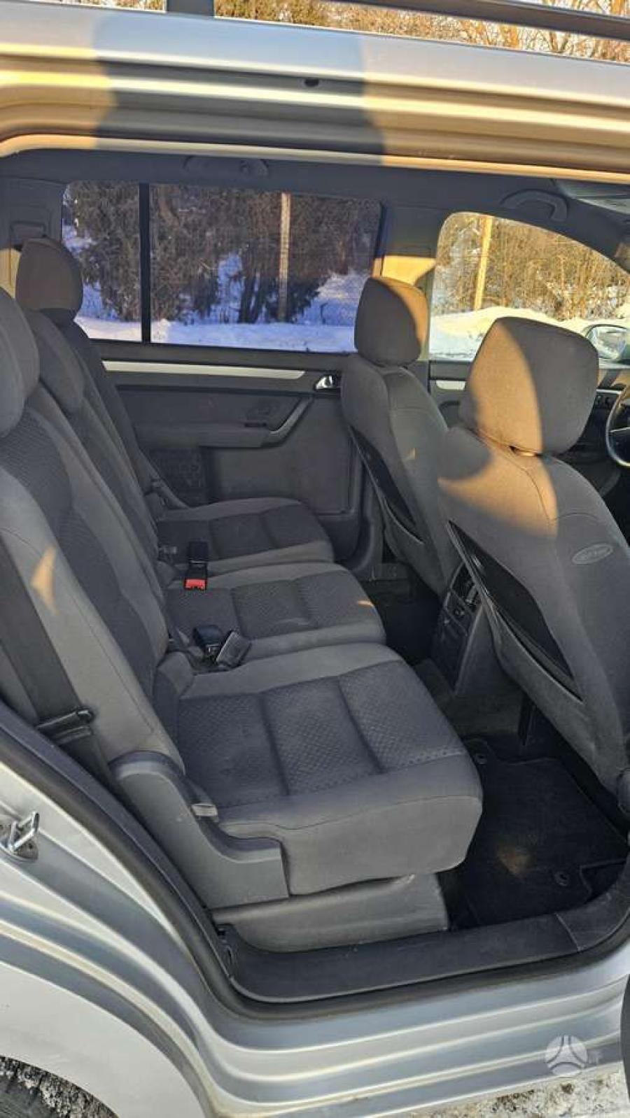 Pelēks Volkswagen Touran 2005 Kauņa, ar dzinēja tilpumu 1.90 L un nobraukumu 351 tūkst. km par 2100 €, foto 6 vietnē AUTOMOTO.COM.LV
