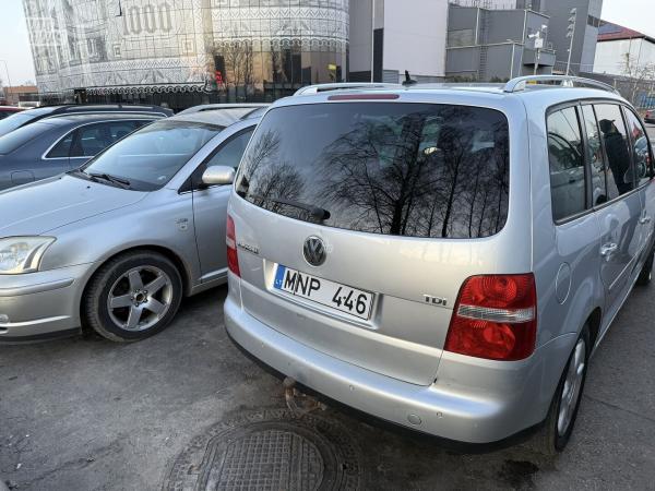 Pelēks Volkswagen Touran 2005 Kauņa, ar dzinēja tilpumu 2.00 L un nobraukumu 490 tūkst. km par 1000 €, foto 3 vietnē AUTOMOTO.COM.LV