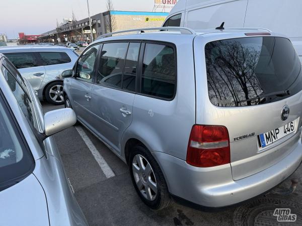 Pelēks Volkswagen Touran 2005 Kauņa, ar dzinēja tilpumu 2.00 L un nobraukumu 490 tūkst. km par 1000 €, foto 4 vietnē AUTOMOTO.COM.LV