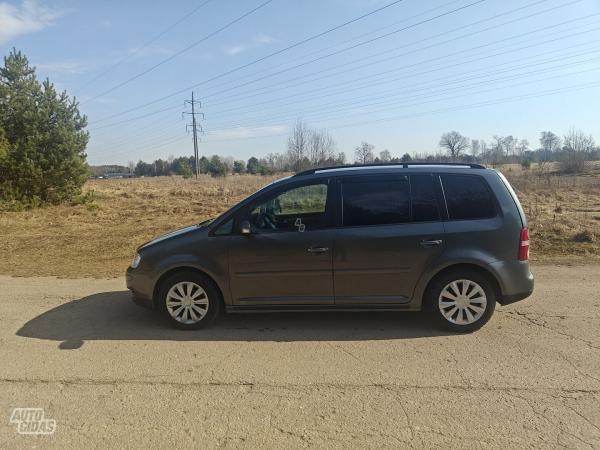Pelēks Volkswagen Touran 2005 Jonava, ar dzinēja tilpumu 2.00 L un nobraukumu 279 tūkst. km par 1900 €, foto 4 vietnē AUTOMOTO.COM.LV