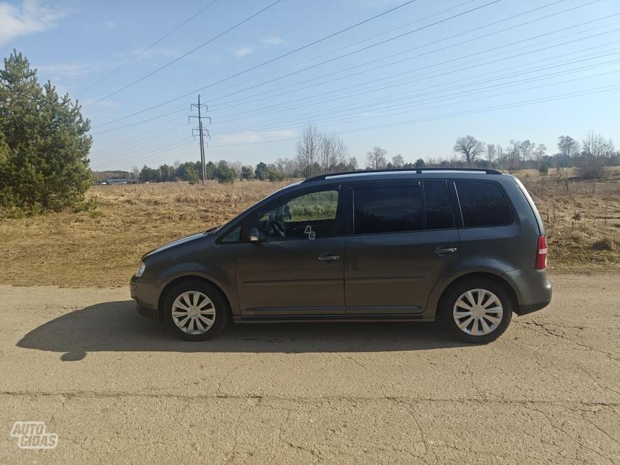 Grey Volkswagen Touran 2005 in Jonava, with an engine capacity of 2.00 L and mileage of 279 thousand km for 1900 €, photo 4 on AUTOMOTO.COM.LV