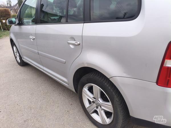 Pelēks Volkswagen Touran 2005 Joniškis, ar dzinēja tilpumu 1.90 L un nobraukumu 233 tūkst. km par 1999 €, foto 5 vietnē AUTOMOTO.COM.LV