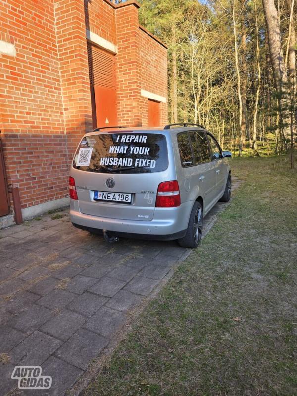 Pelēks Volkswagen Touran 2005 Viļņa, ar dzinēja tilpumu 2.00 L un nobraukumu 298 tūkst. km par 2700 €, foto 3 vietnē AUTOMOTO.COM.LV
