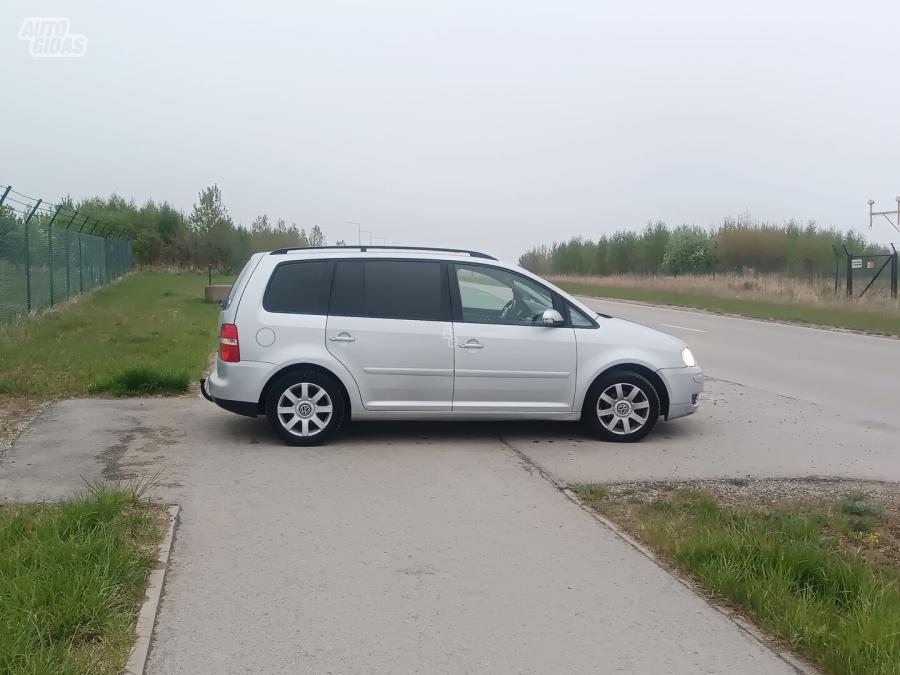 Grey Volkswagen Touran 2005 in Siauliai, with an engine capacity of 1.90 L and mileage of 340 thousand km for 1290 €, photo 3 on AUTOMOTO.COM.LV