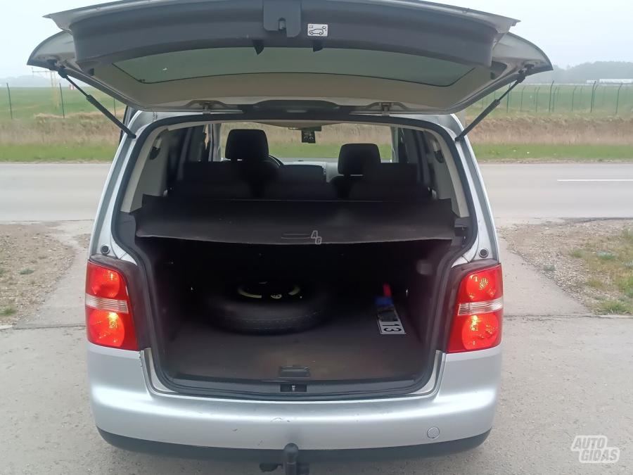 Grey Volkswagen Touran 2005 in Siauliai, with an engine capacity of 1.90 L and mileage of 340 thousand km for 1290 €, photo 4 on AUTOMOTO.COM.LV